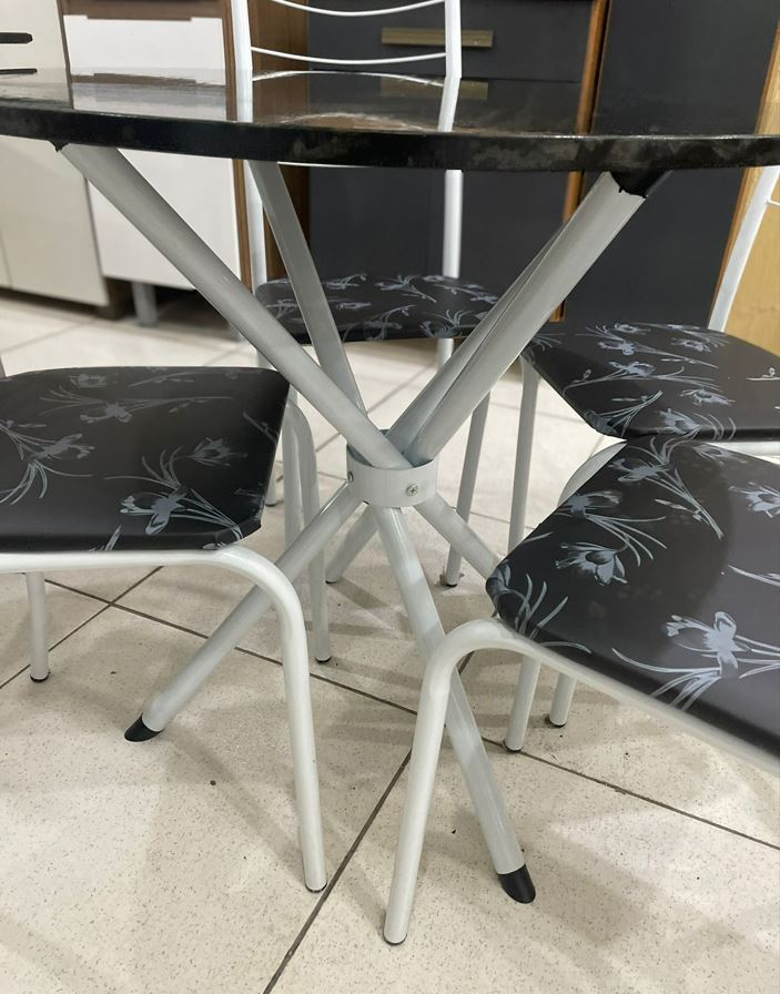 Conjunto de Mesa Tubular Branca com 4 Cadeiras Rio - Pedra Redonda 75cm ...